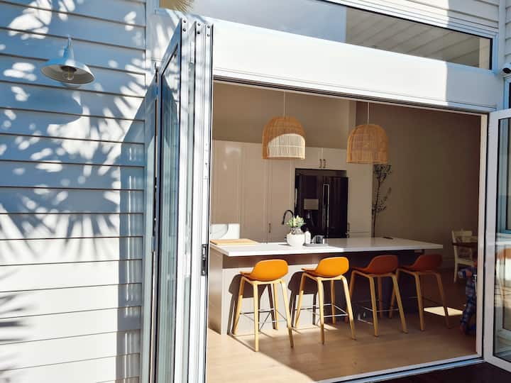 Inviting Light Filled Home With Cozy Fireplace - St Kilda