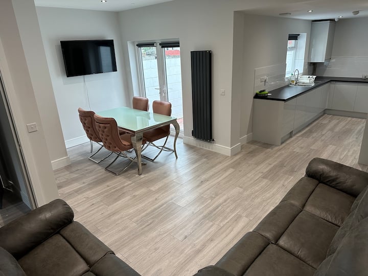 4 Bedroom House With Free Parking - Guernsey