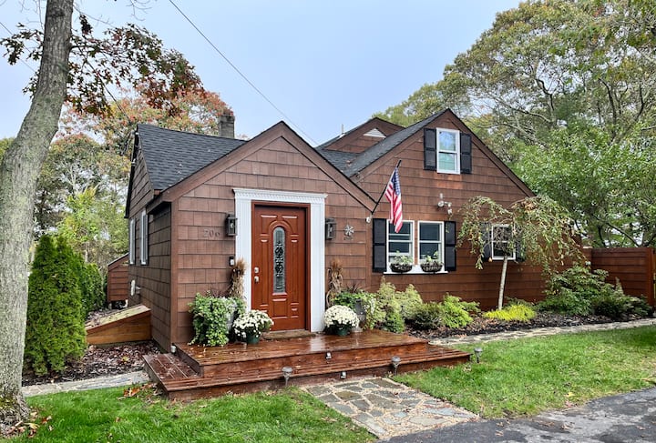 Quaint & Cozy Four Bedroom Home Near The Beach - Hampton Bays, NY