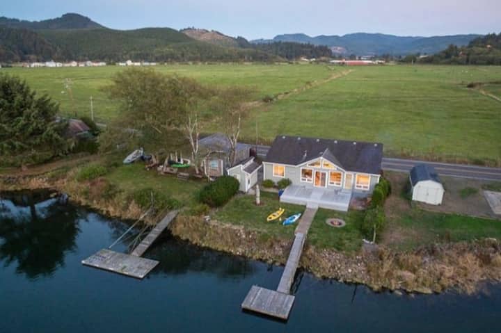 Pacific City Dog Friendly On The Nestucca River. - Pacific City, OR