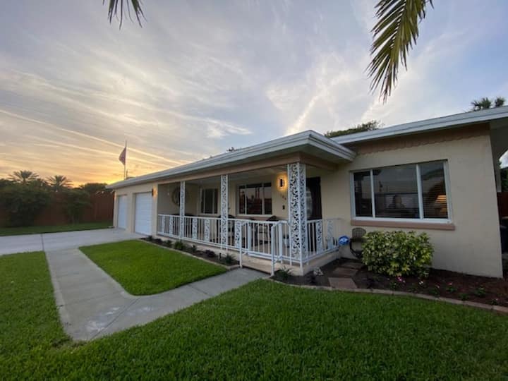 Large Beach House/1 Blk To Beach/45 Mins To Disney - Cape Canaveral, FL