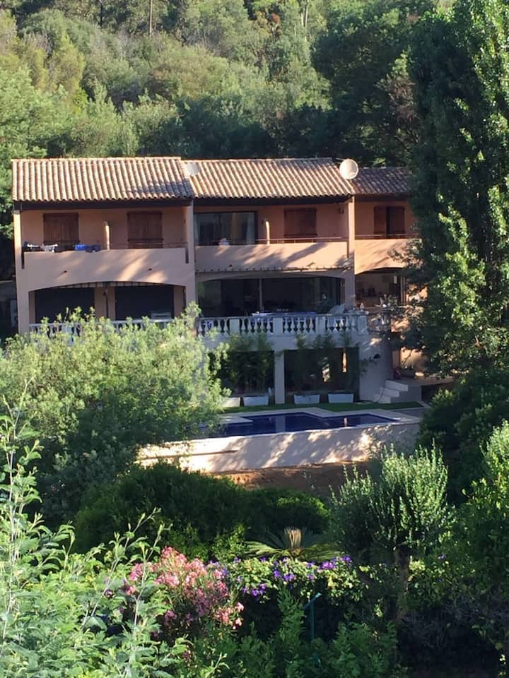 Vue Mer Près De La Plage Et Des Jardins Botanique - Le Lavandou