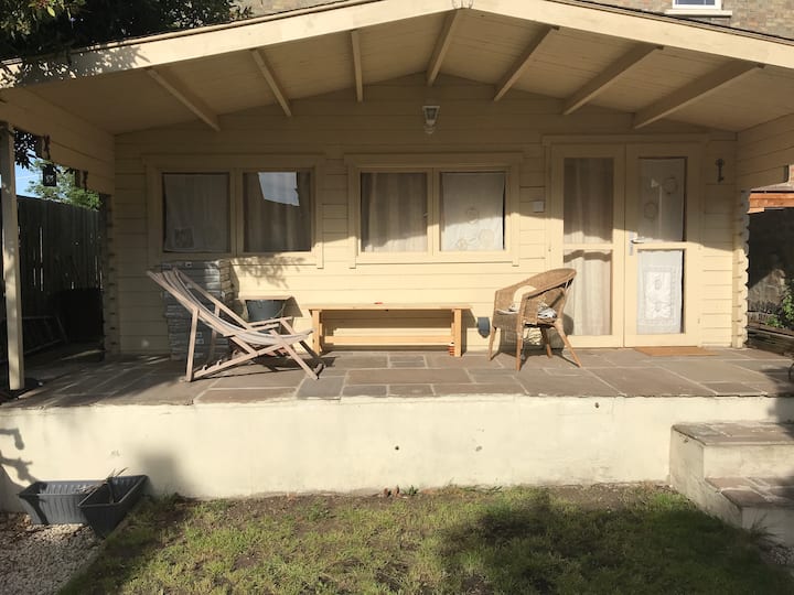 Self-contained Garden Cabin Own Entrance - London, UK