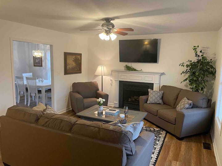 Cozy Private Room With A Queen Bed - Staunton, VA