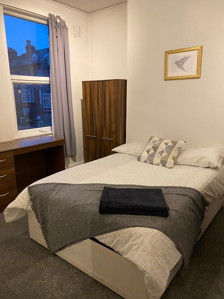 3 Bedroom Maisonette In Hyde Park - Leeds
