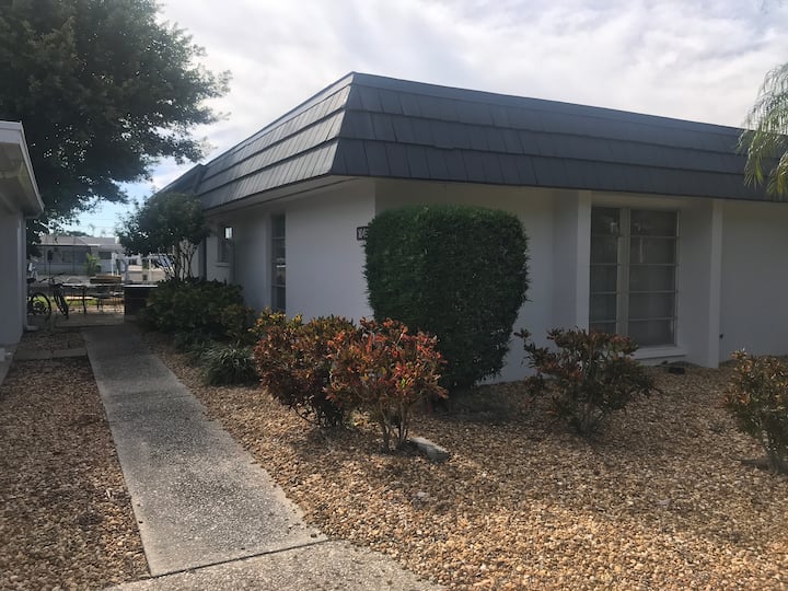 Brand New Canal Front Condo W/ Manatee - 브레이든턴