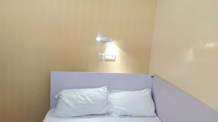 Ikoyi Fairview Room41- Mini, But Cool.
Great View - Lagos