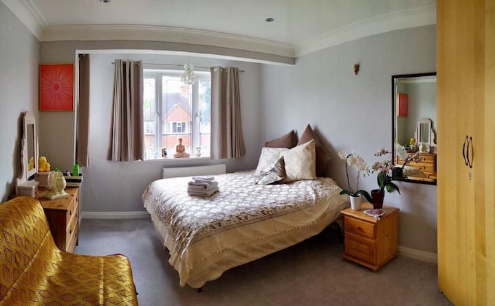 1st Fl - Kush - Large Room With Street View - Epsom