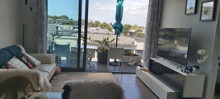 Bedroom With Own Bathroom. Living Space Is Shared - Auckland