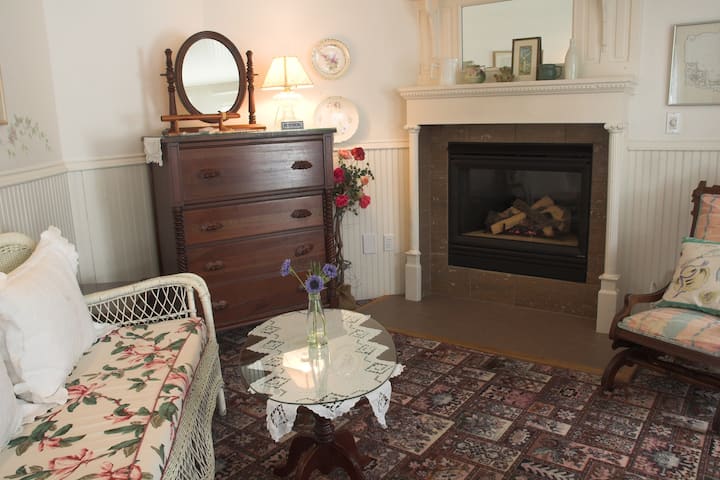 Room C: Wild Roses (Washburn House) - White Lace Inn - Sturgeon Bay, WI