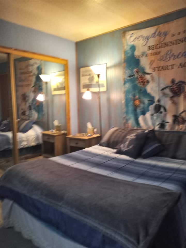 🌲Rm.2 'Woods,waves & Wags'🌲
🐬'Waves Rm.🌊🏄♂ - Klamath, CA