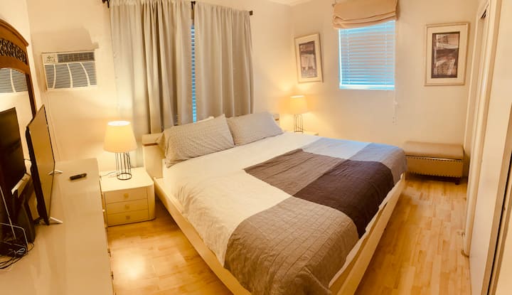Beautiful 2 Bedroom Minutes To Hollywood Beach - Hollywood, FL