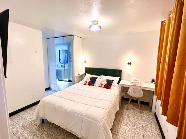 Contemporary 2br Condo ($0 Cleaning Fee!) Airport - Henderson, NV