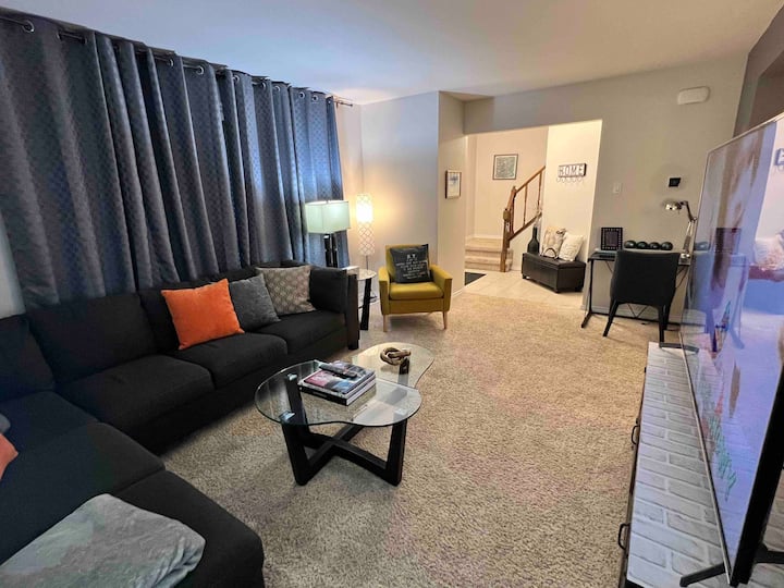 Lakeview Villa – Elegant & Cozy 3 Br Vacation Home - Saskatoon