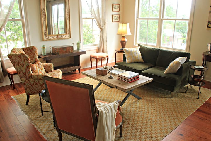 Stunning Condo Steps From The Square - Oxford