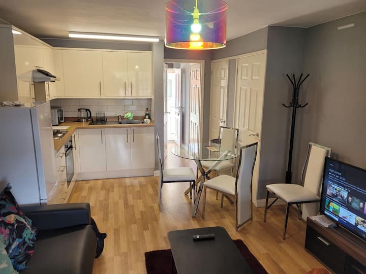 Rentunique Central 1 Bed Cosy Apartment - Crawley
