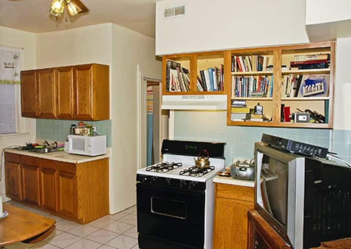 Tiny Studio Apartment 94 Walk Score - Mayfair - Chicago