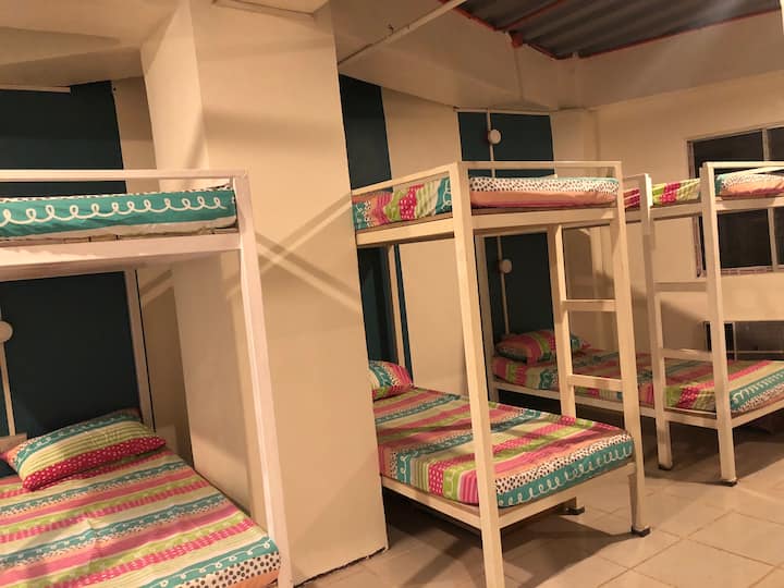 2big Rms For 20pax ! 5mins Walk To Ateneo/near Up - Marikina