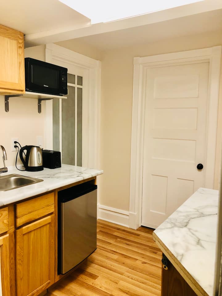 Upstairs Suite 2br, 1ba, Kitchenette - Minnesota