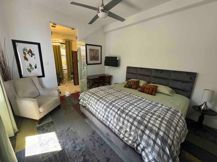 California King Bed W/private Bath & Kitchenette - 아크라
