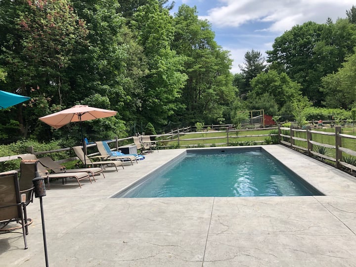Ridgefield Retreat With Pool, Firepit And Bbq - Connecticut