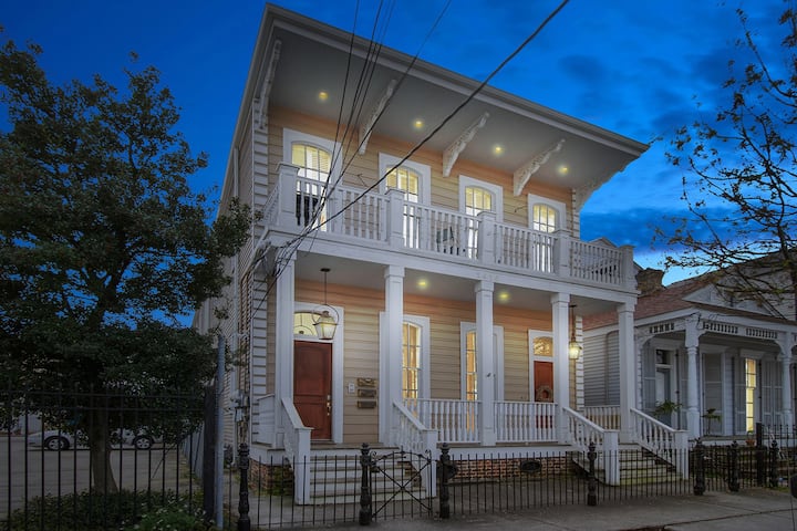 Elegant Historic Condo Steps From St Charles Ave - 뉴올리언스