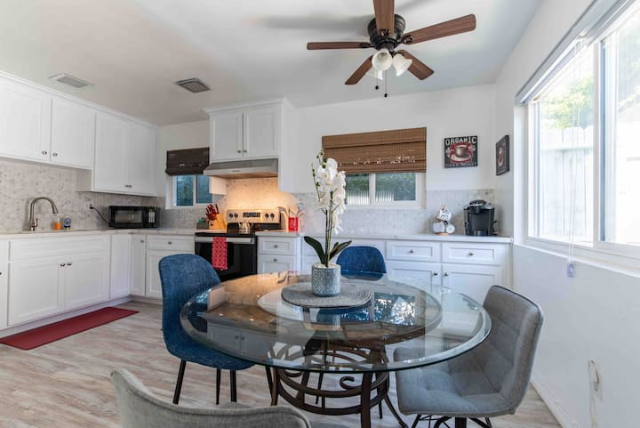 Foodie Dream Spot, Dog Friendly, King Bed! - Long Beach, CA