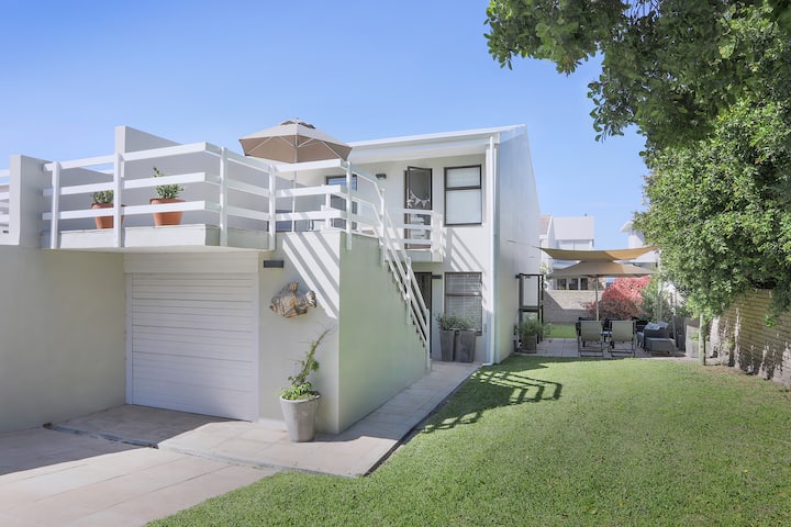 235 On Tenth | Beach Walks & Mountain Views | Pets - Hermanus