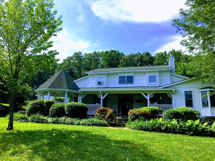Pondside Porch House - Ellijay, GA