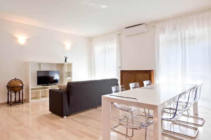 Big, Central And Bright Apartment - Milan