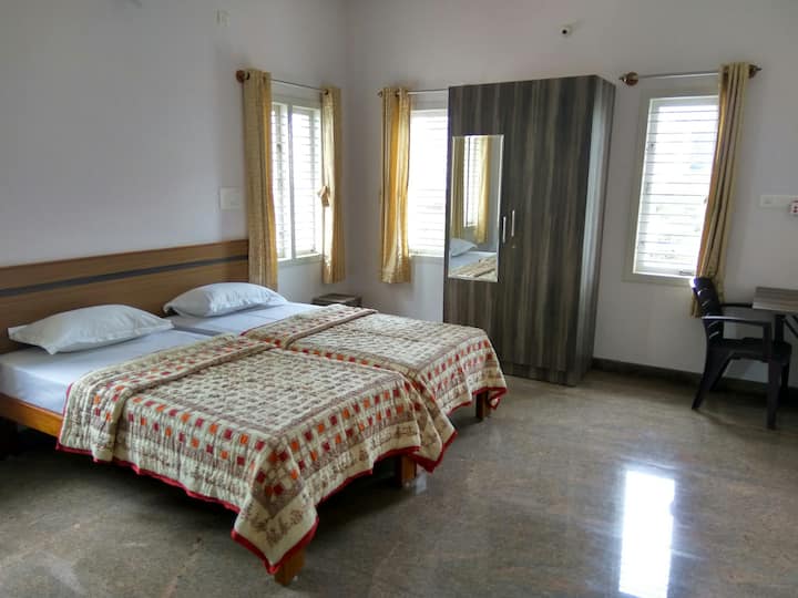 "Aashraya Homestay" A Spacious 4 Bedroom House - Mysuru