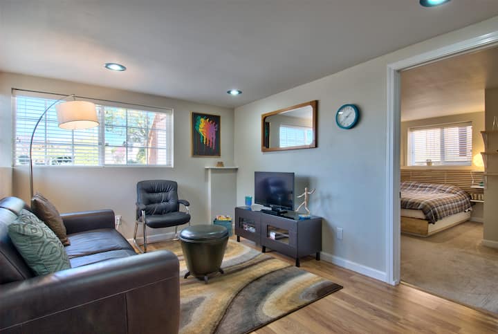 2/1 Plush Modern Hilltop Retreat - Seattle, WA