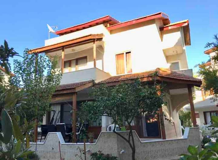 3 Katlı Villa Denize 80 M Butik Sitede - Dikili