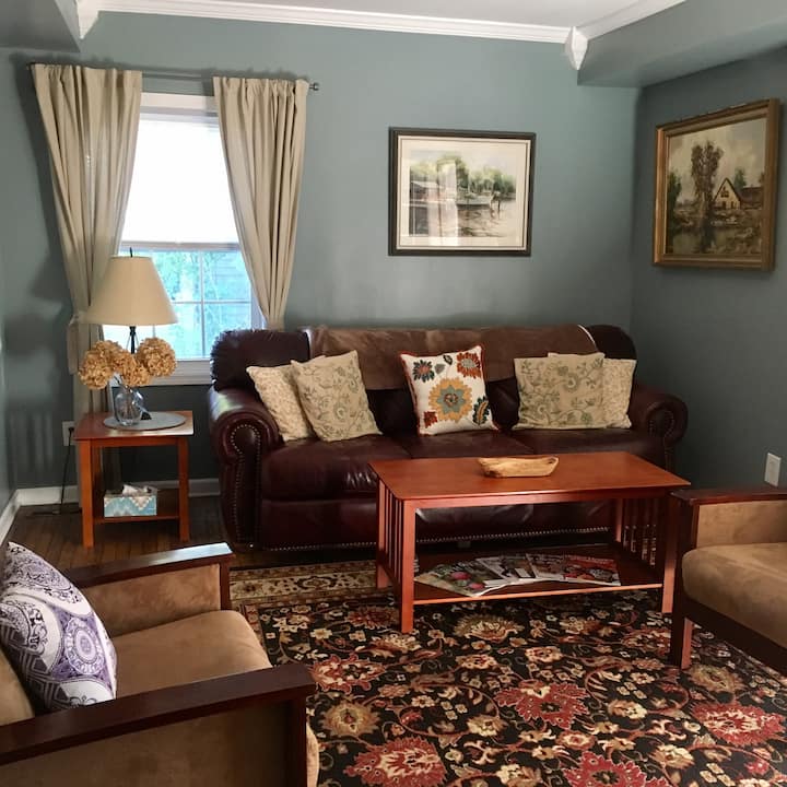Cute, Back Apartment - Saratoga Springs, NY