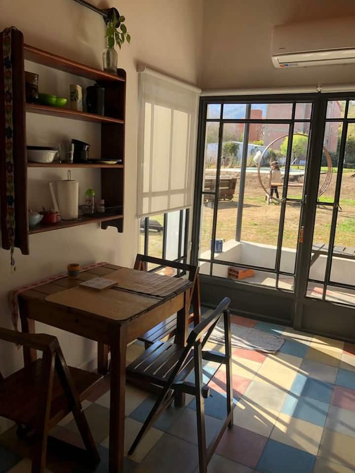 Encantador Espacio !!!! Dormitorio ,Baño Kitchinette , Luminoso Con Vista A La Sierras 
Piscina !!!
Ideal Para Relajarse Y Descansar !!!! A 10 Cuadras Del Centro Historico - Merlo