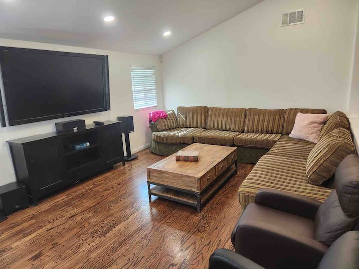 Amazing Remodled 5 Bedroom House With Tons Of Room - Los Angeles, CA