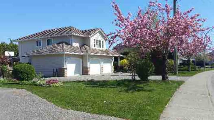 2 Luxury Gr Level Suites-2bed,2bath,separate Acces - Aldergrove