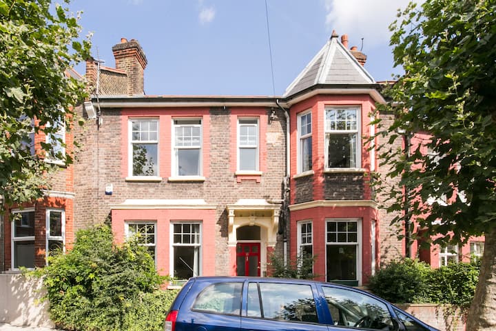 Comfortable Clapton Family Home - Tower of London