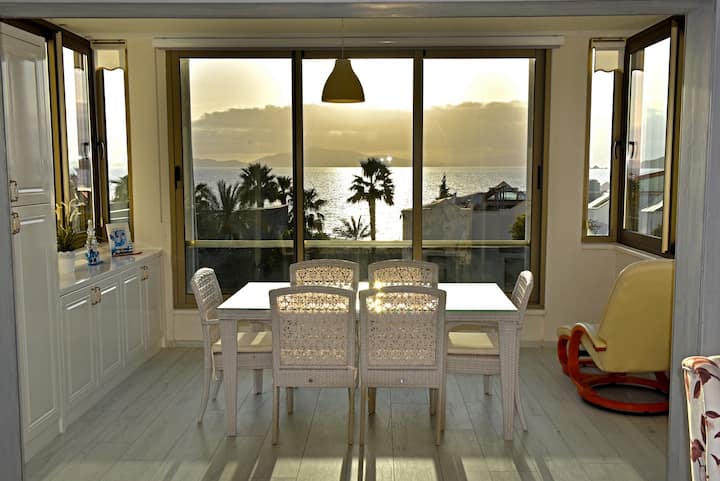 Beachfront Apartment With Sea View & Pool - Turgutreis