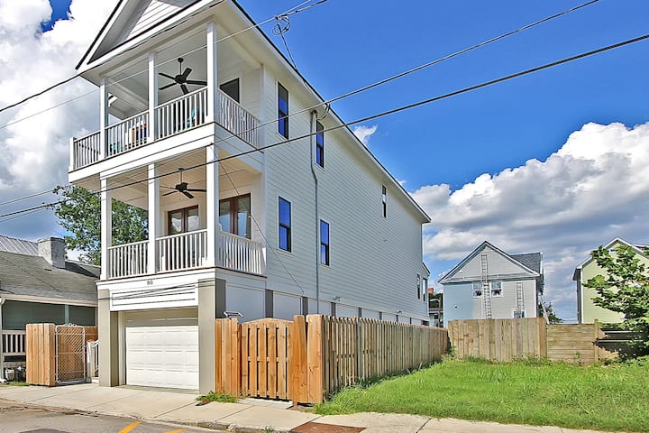 Renovated 3 Bedroom Home Downtown With Parking! - Charleston, SC