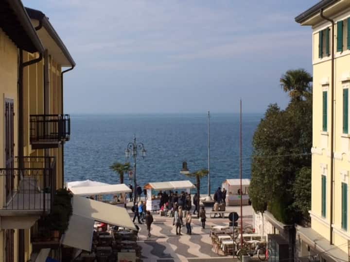 App. Lake View Into Lazise's Heart. - Lazise, VR