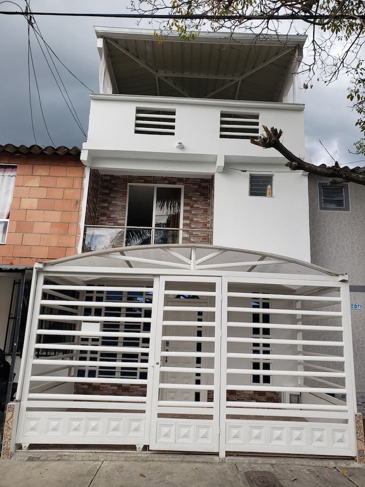 Hermosa Casa De Tres Niveles, Con Todas Las Comodidades, Excelente Ubicación, Rodeada De Parques. - Palmira