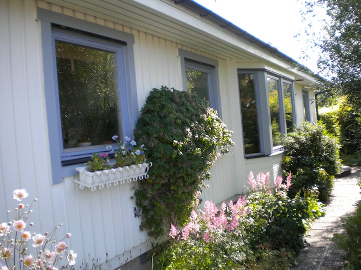 Villa Med Blommande Trädgård, Centralt - Mellbystrand
