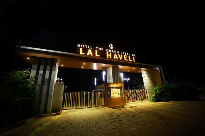 A 12 Acre Lush Green Property With All Modern Amneties Luxury Rooms And Suites To Cater To Your  And Finger Licking Scrumptious Food !! In The Heart Of City Away From The Hustel Of The City - Jabalpur