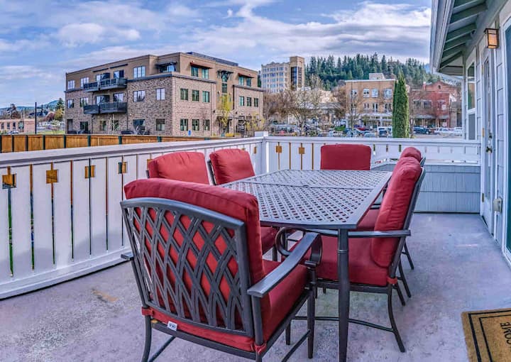 Pioneer Vacation Rentals - Pioneer Craftsman House - Ashland, OR