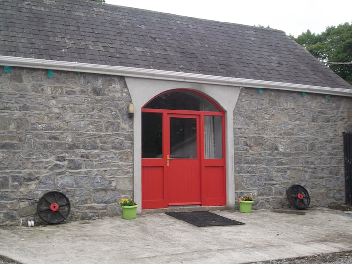 Cosy Red Door One Bedroomed Apartment - Cashel