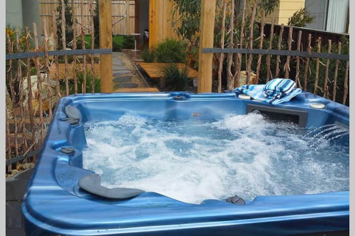 B&b Outdoor Spa Firepit
Host Is On Premise - Phillip Island