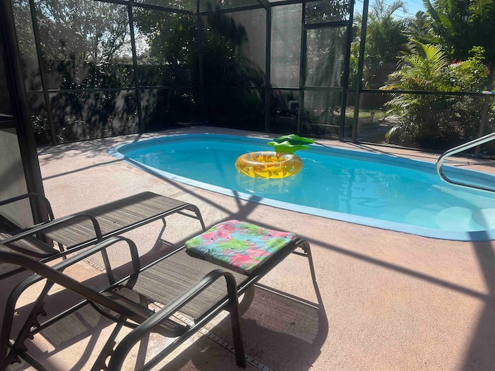 Tropical Hideaway 3br/2 Bath, Heated Pool & Yard - Port St. Lucie, FL