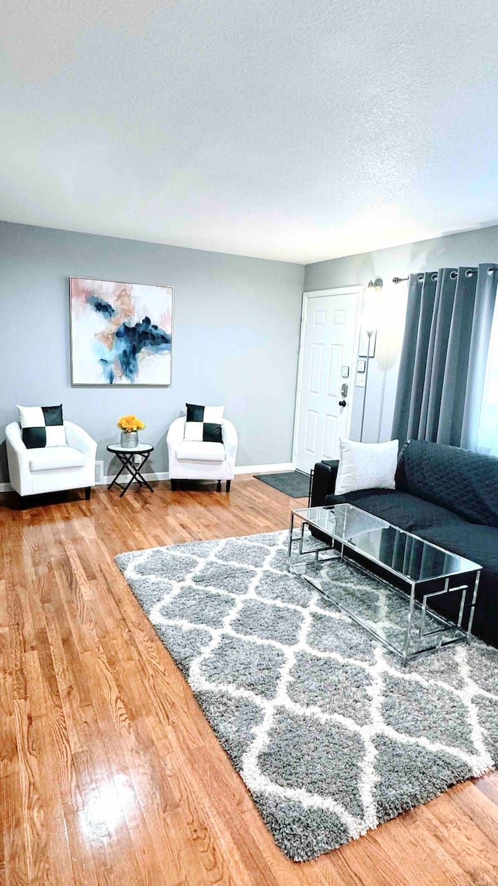 2bdrm/2bath/unit/private Entrance/parking (Lor:m) - Thornton, CO