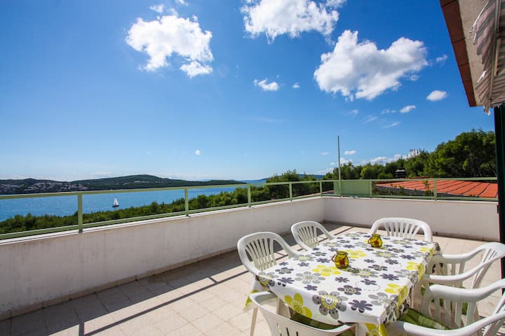 Charming Apartment With A Sea View - Seget Vranjica
